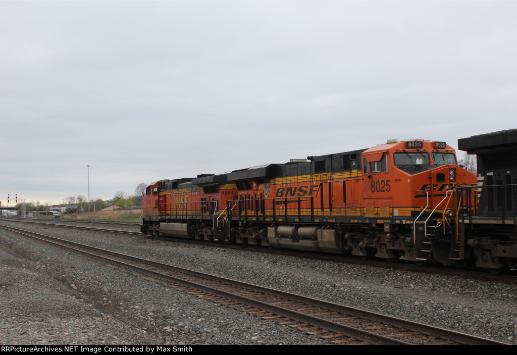 BNSF 8025 on CSX K049